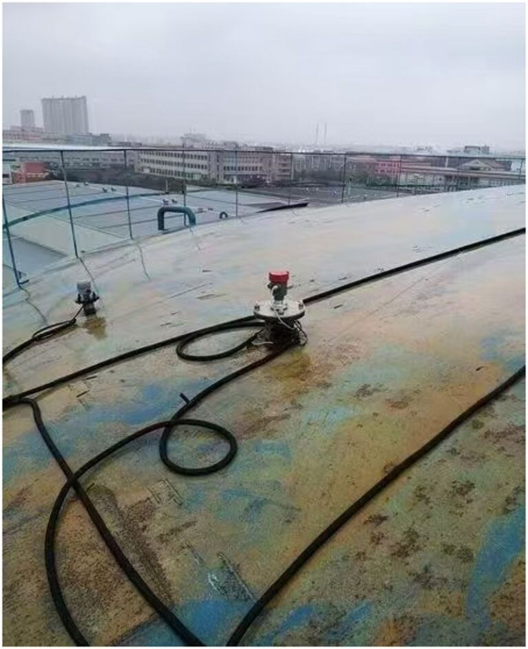 What is the best way to measure the liquid level in a tank?